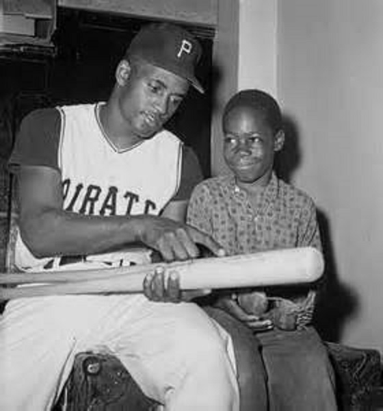 Our Annual Tribute to Roberto Clemente! "HE'S GOT IT!!" - Baseball ...